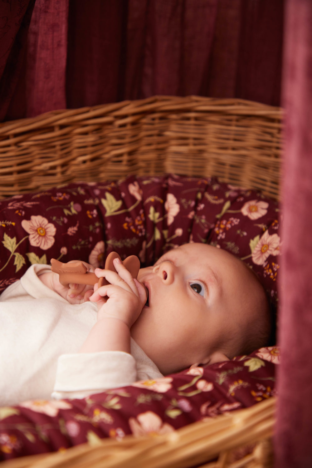 Flower teether - natural rubber | Shop online hos - FILIBABBA