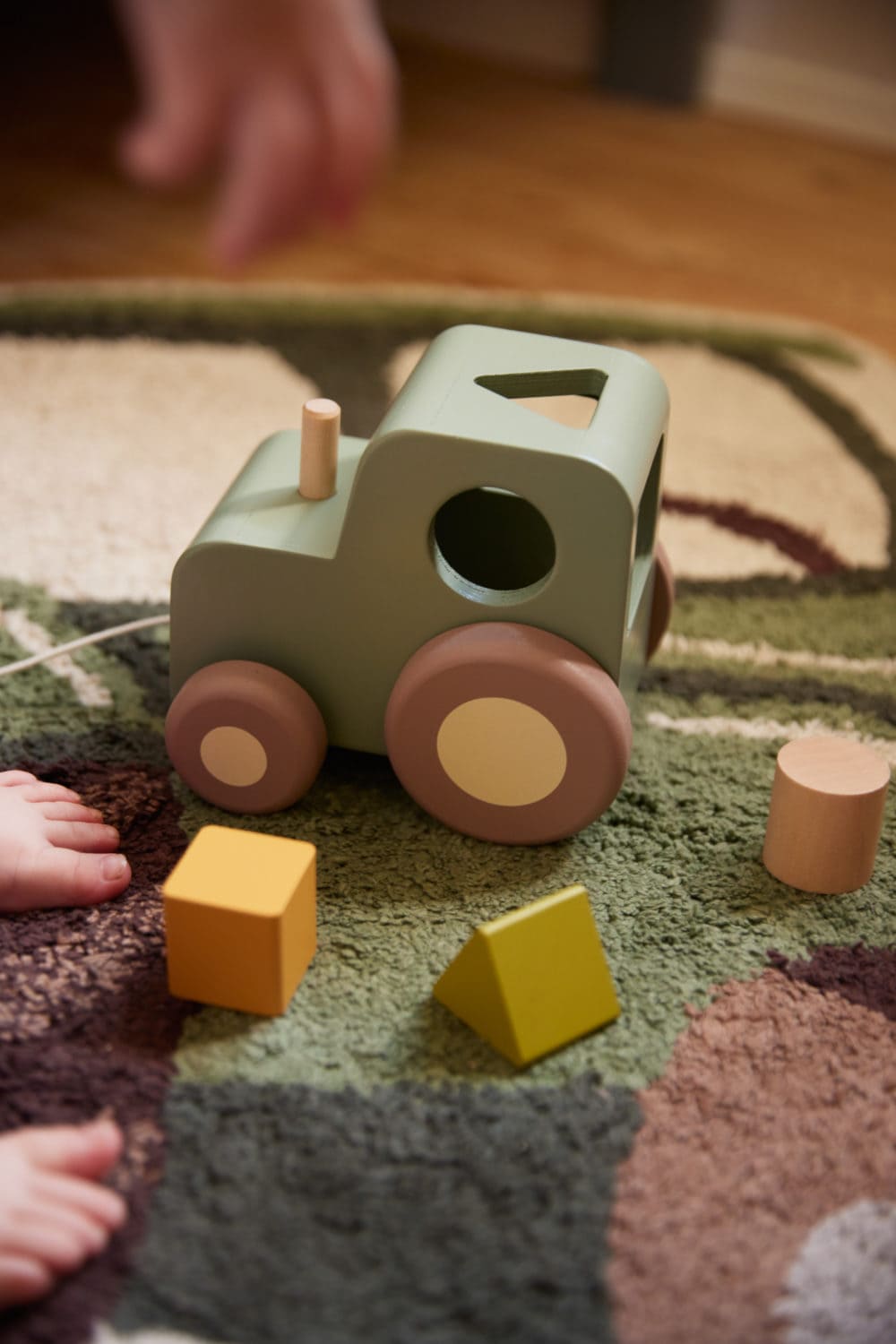 Pull along tractor with shape sorter | Shop online hos - FILIBABBA