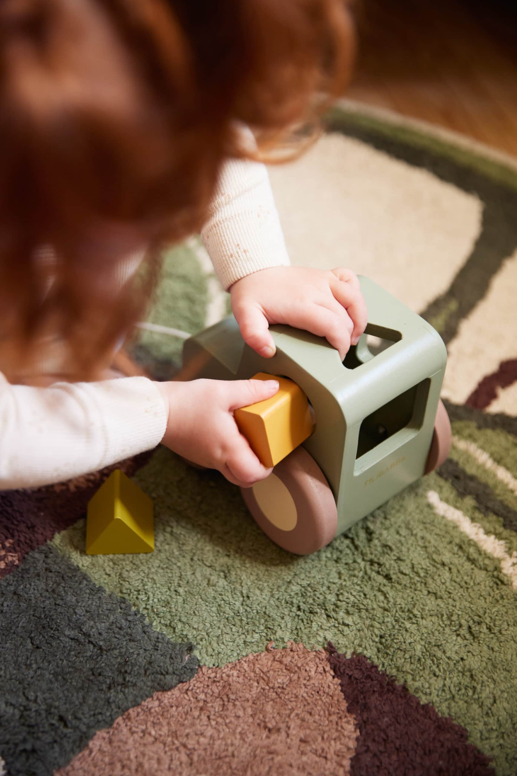 Pull along tractor with shape sorter | Shop online hos - FILIBABBA